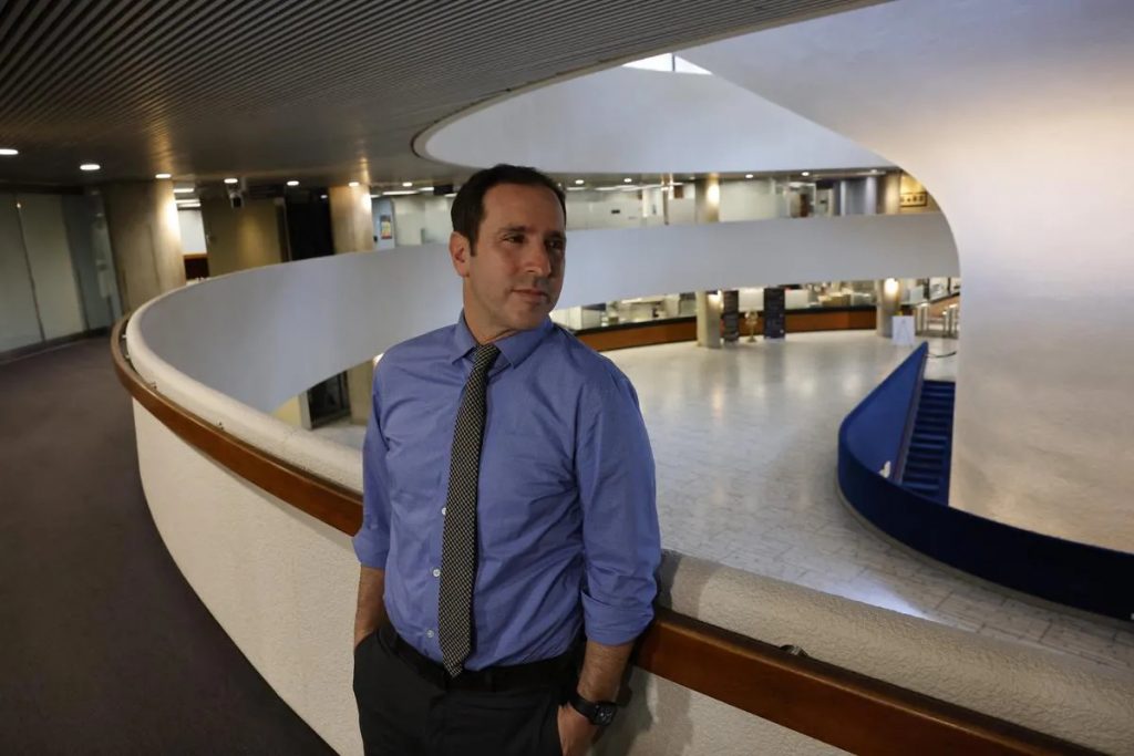 El Popular - El veterano concejal Josh Matlow se postula para ser el ...